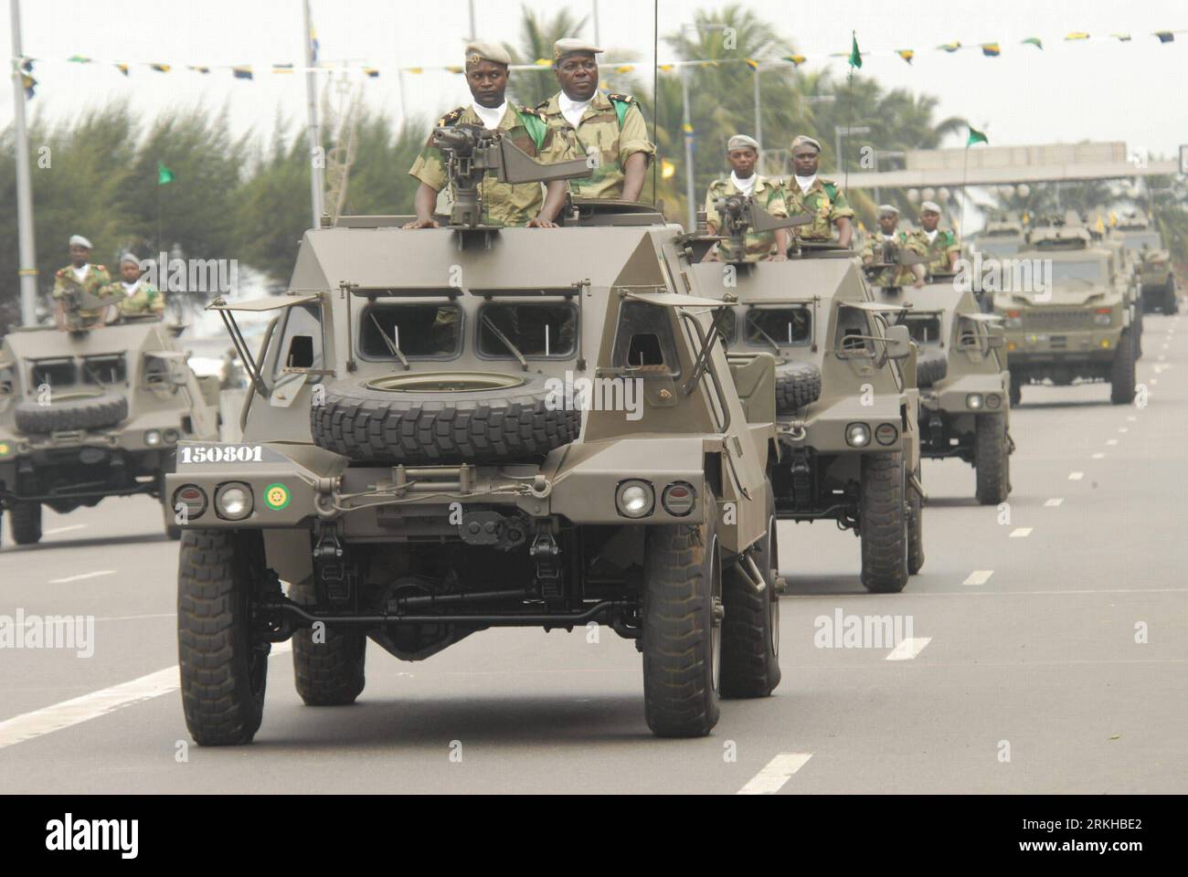 French army vehicles parade hi-res stock photography and images - Alamy