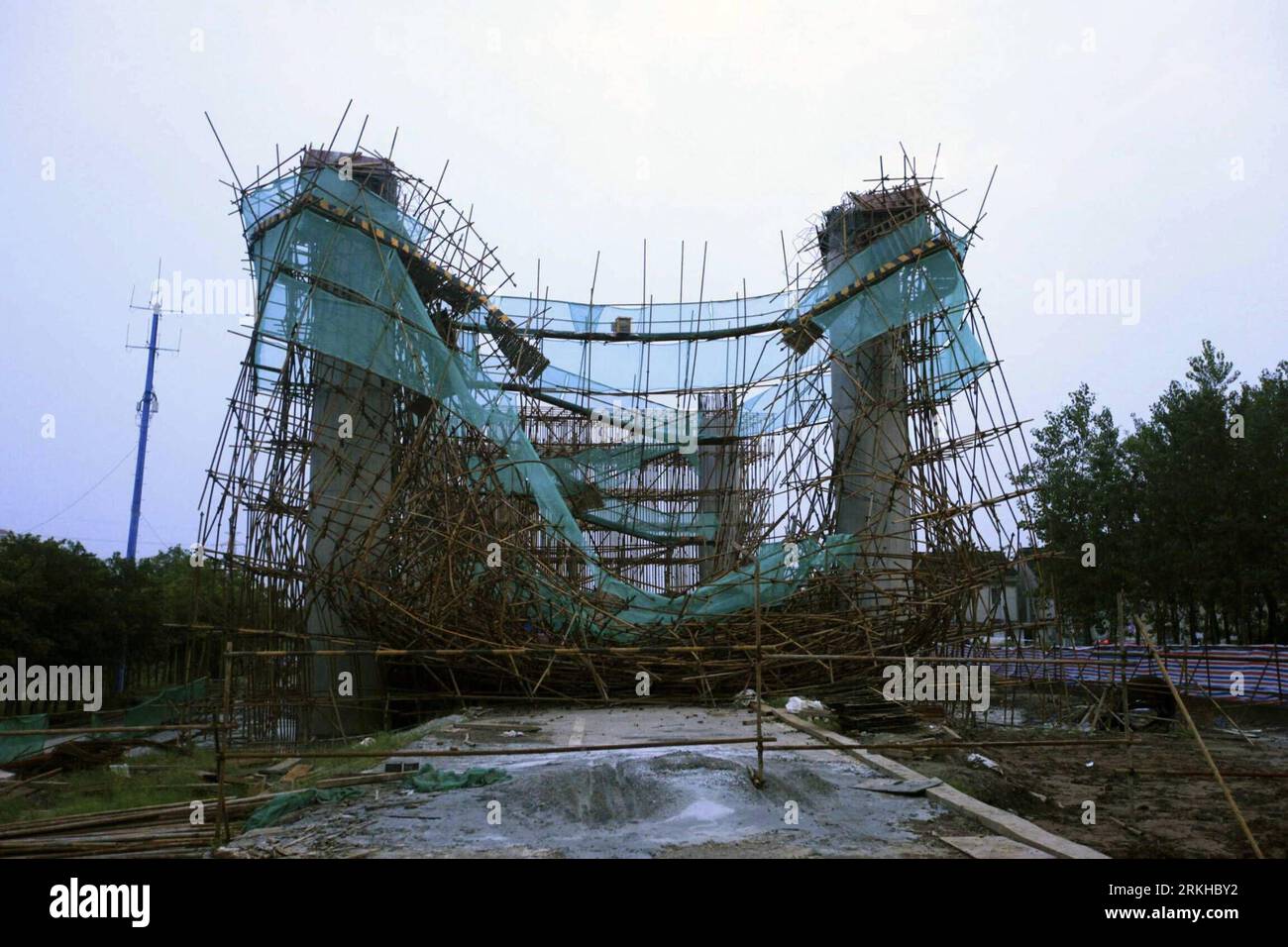 Scaffolding collapse hi-res stock photography and images - Alamy