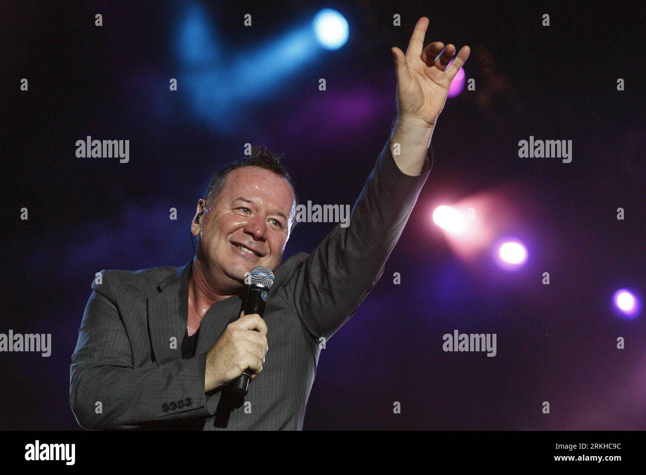 Jim kerr 2011 hi-res stock photography and images - Alamy