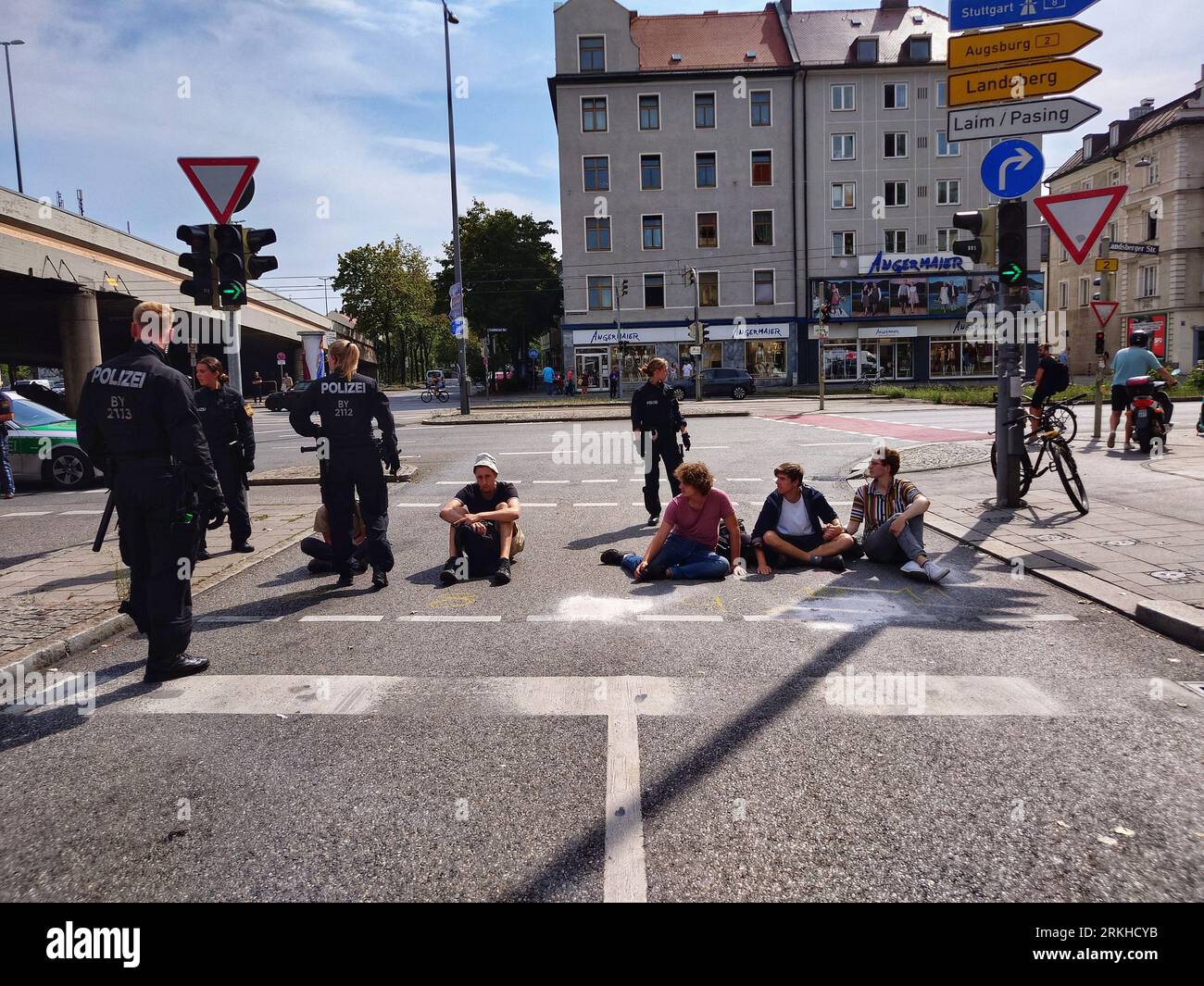 Straenblockade hi-res stock photography and images - Alamy
