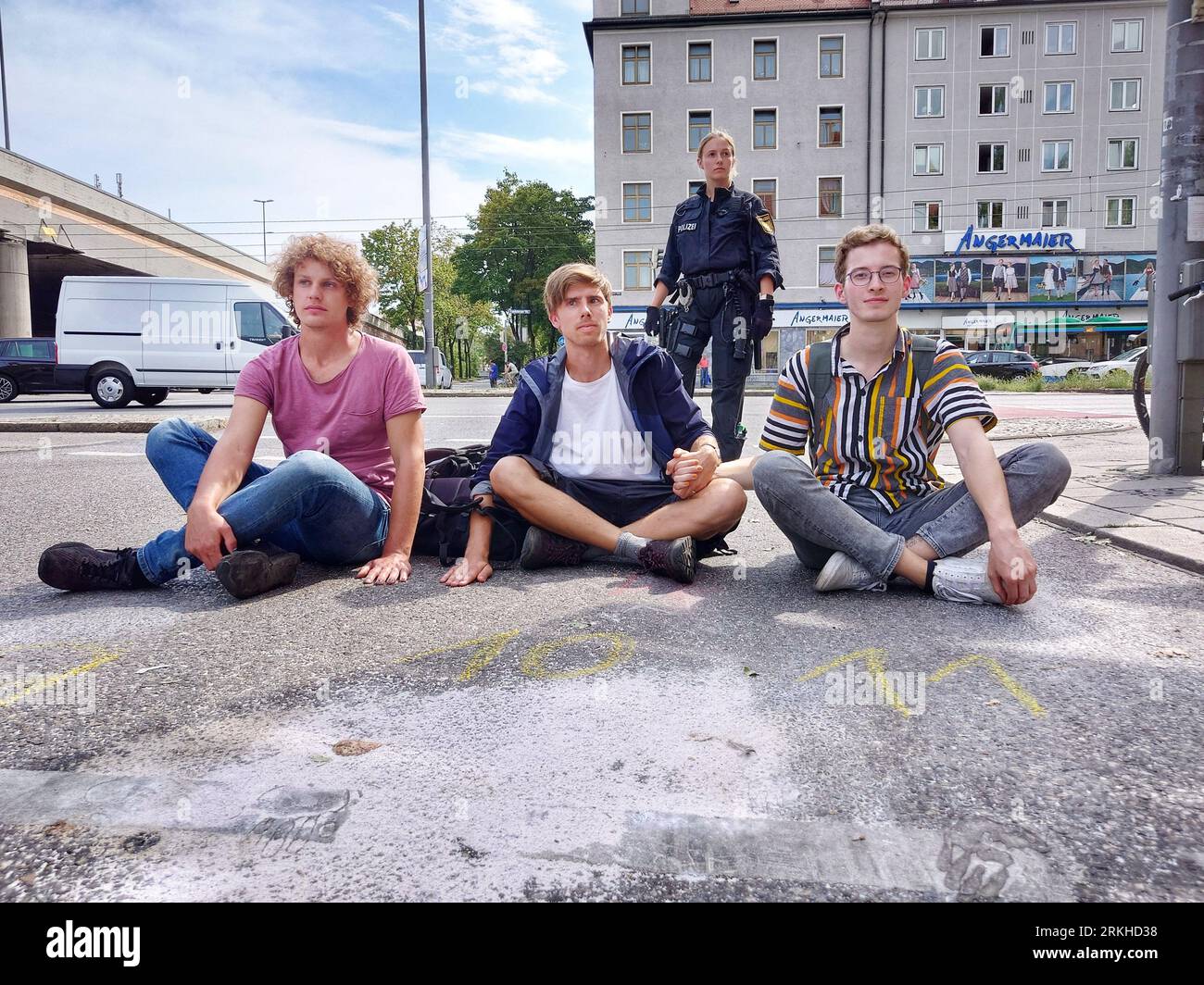 Straenblockade hi-res stock photography and images - Alamy