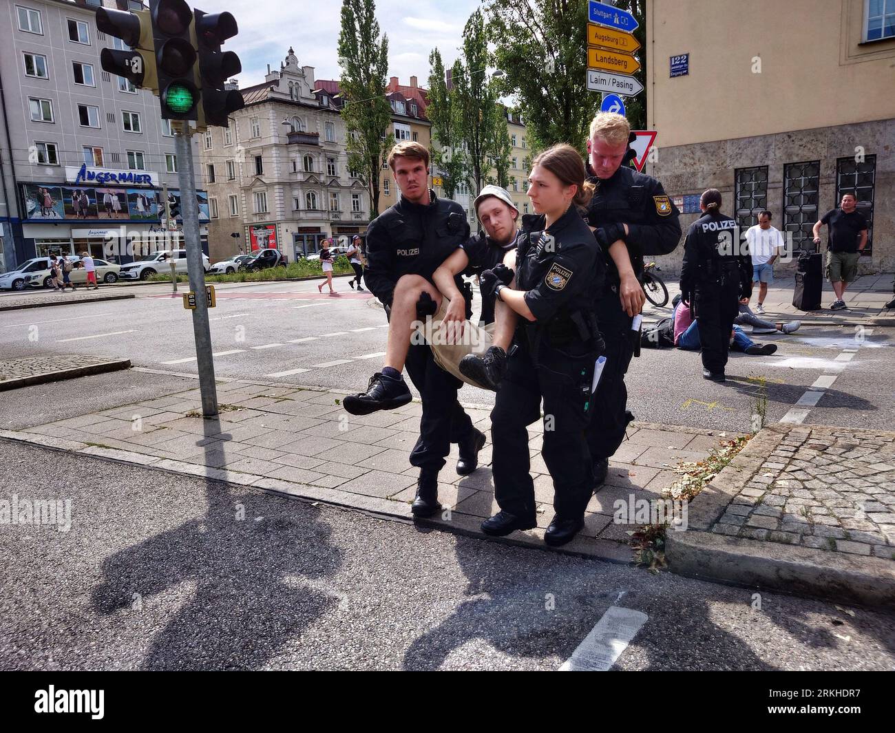 Straenblockade hi-res stock photography and images - Alamy