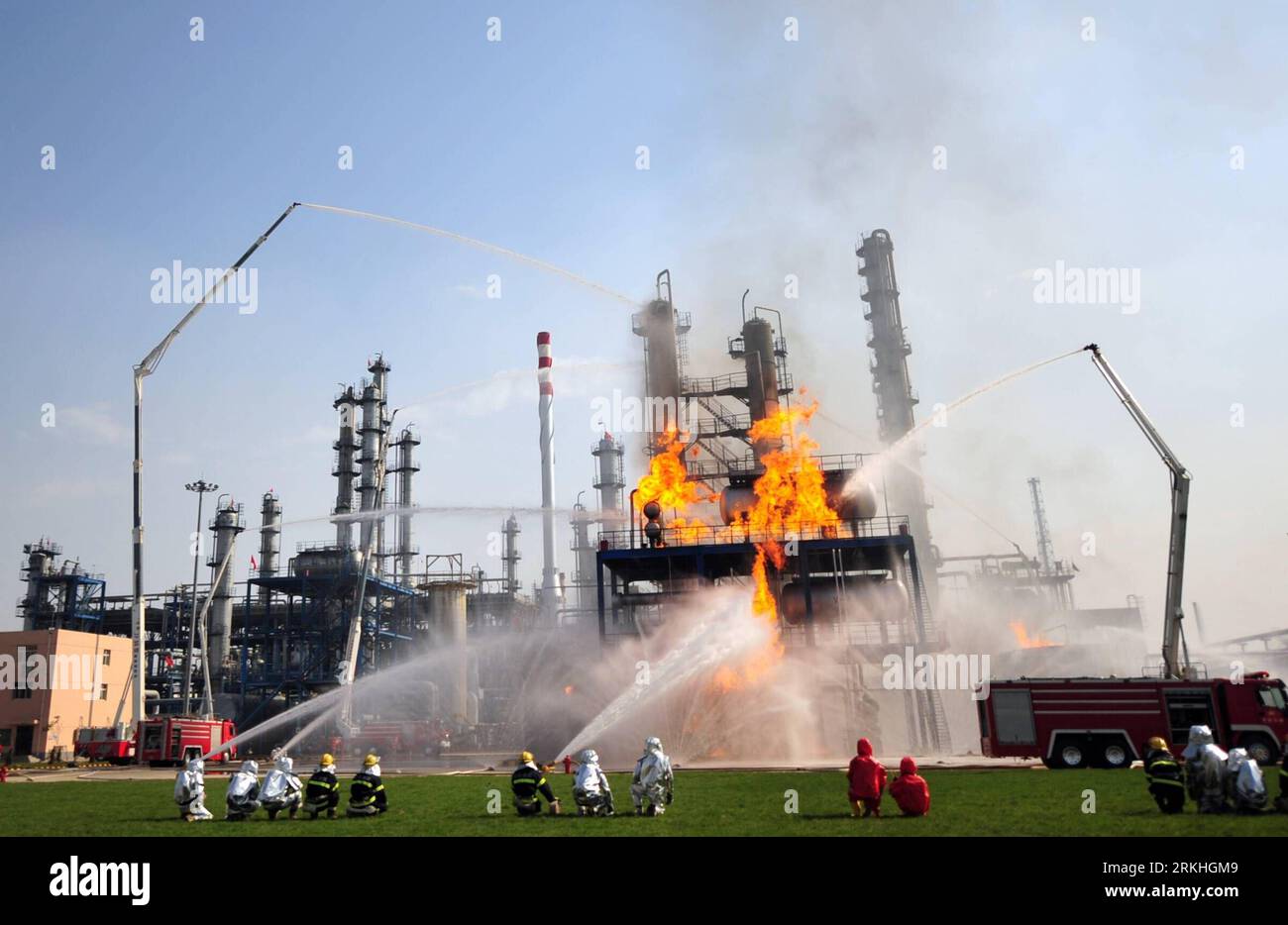 Refinery fire drill hi-res stock photography and images - Alamy