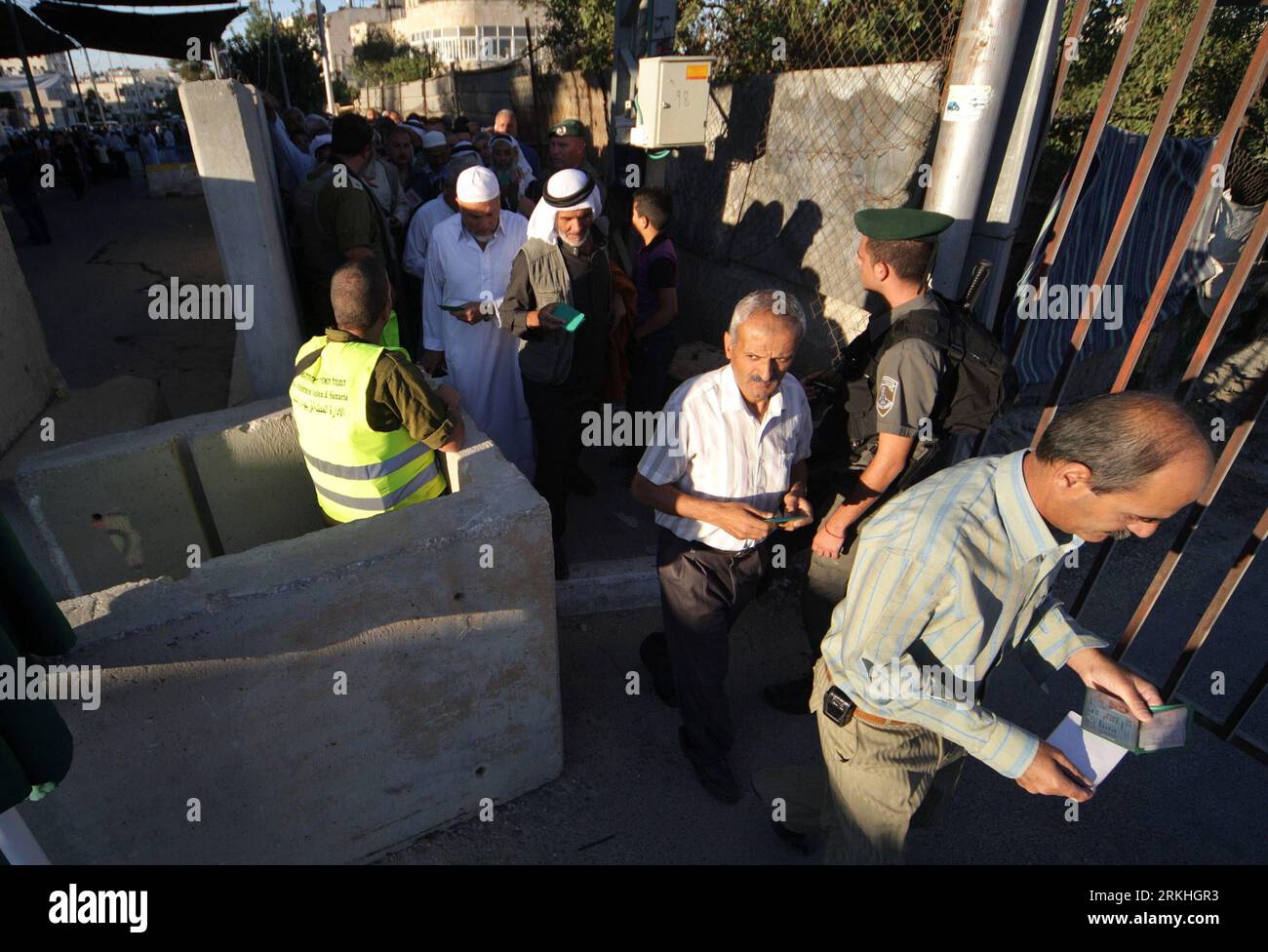 Palestinians pass through israeli checkpoint hi-res stock photography ...