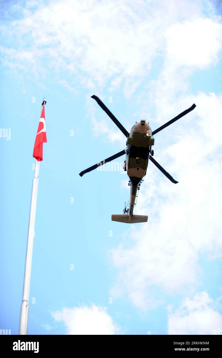Turkish military istanbul flag parade hi-res stock photography and ...