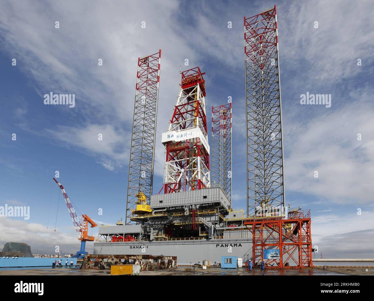 Offshore bohrinsel hi-res stock photography and images - Alamy