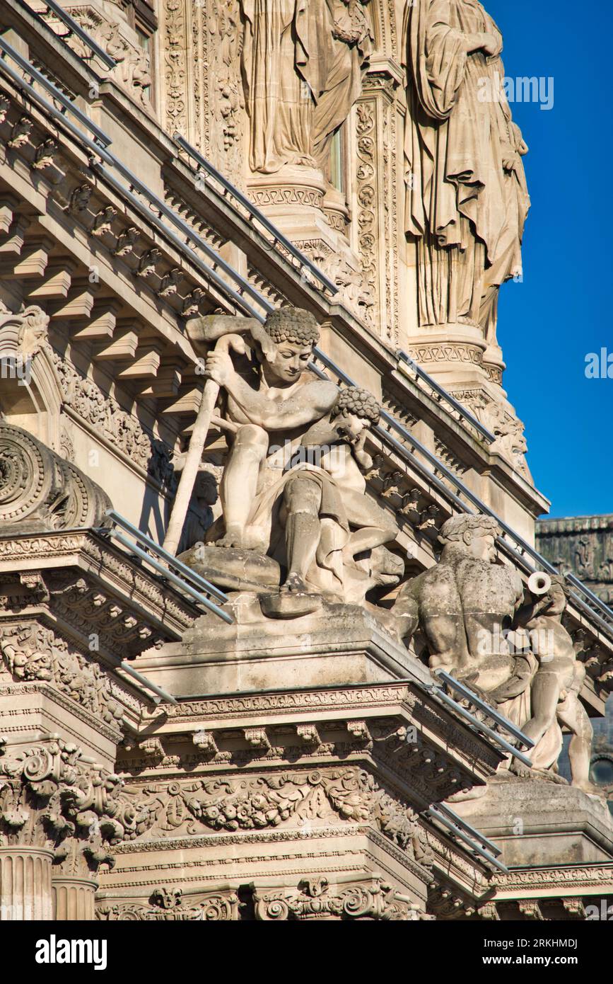 Classical sculptures adorning hi-res stock photography and images - Alamy