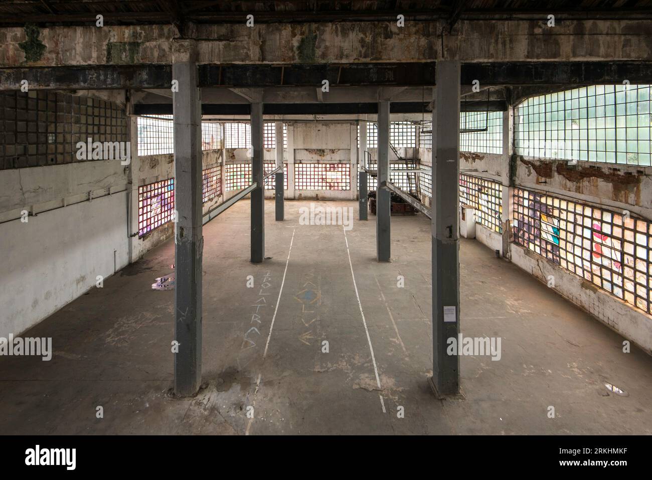 Empty factory interior hi-res stock photography and images - Alamy