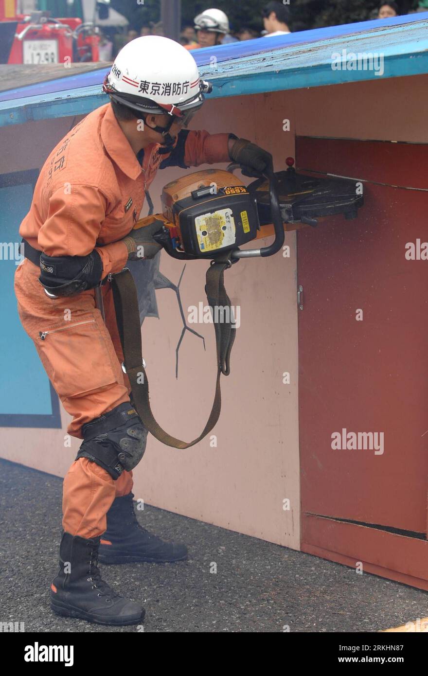 Firefighter in japan hi-res stock photography and images - Alamy