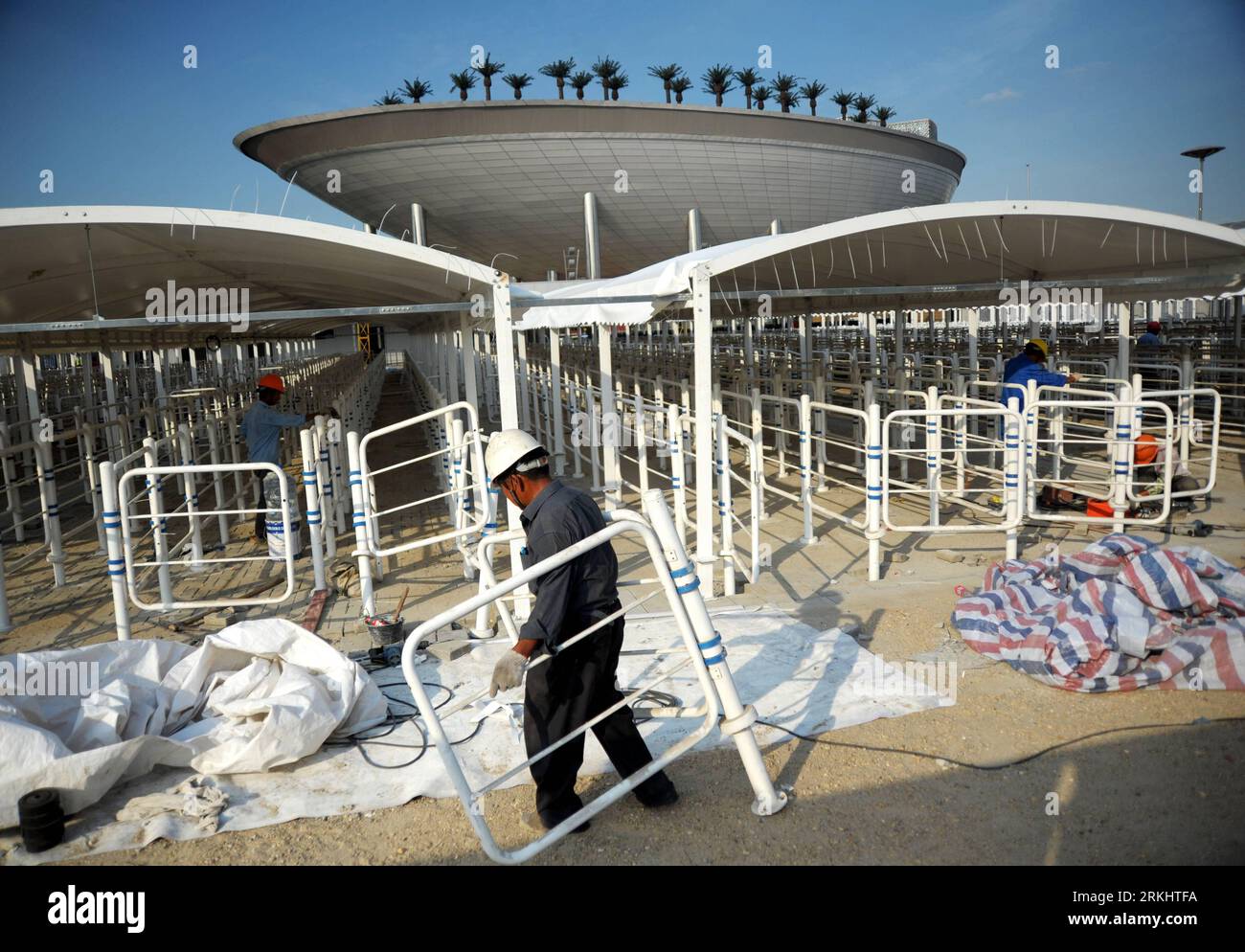 Foreign workers shanghai hi-res stock photography and images - Alamy