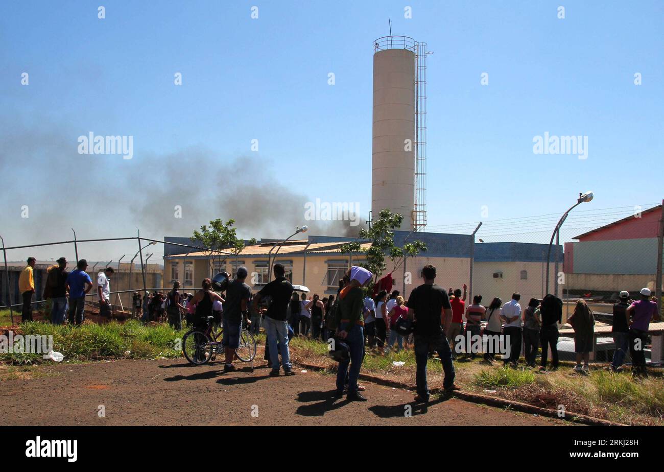 Riot gates hi-res stock photography and images - Alamy
