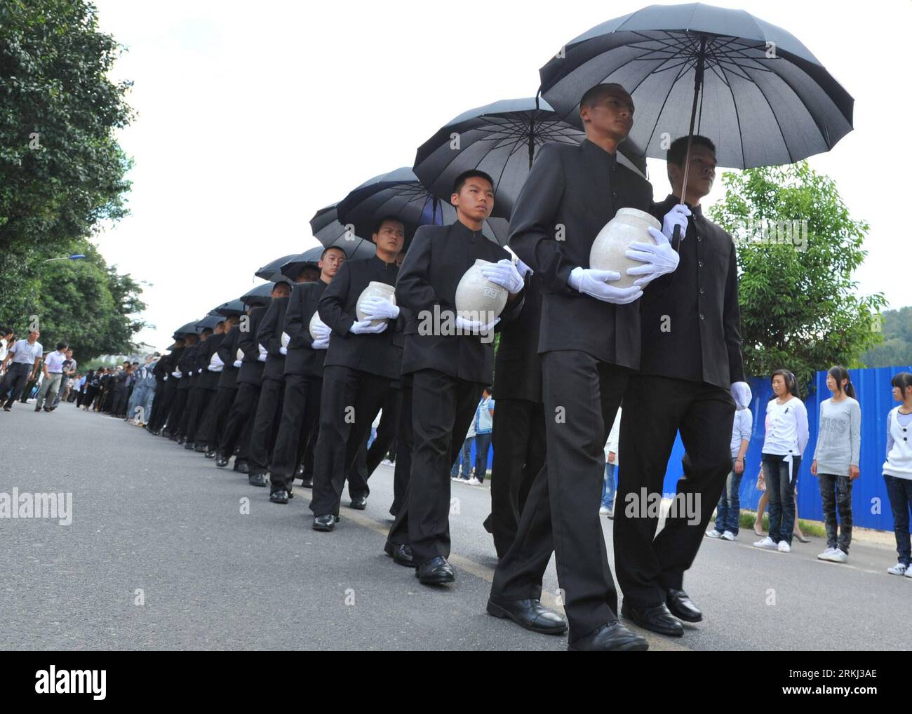 Chinese funeral procession hi-res stock photography and images - Alamy