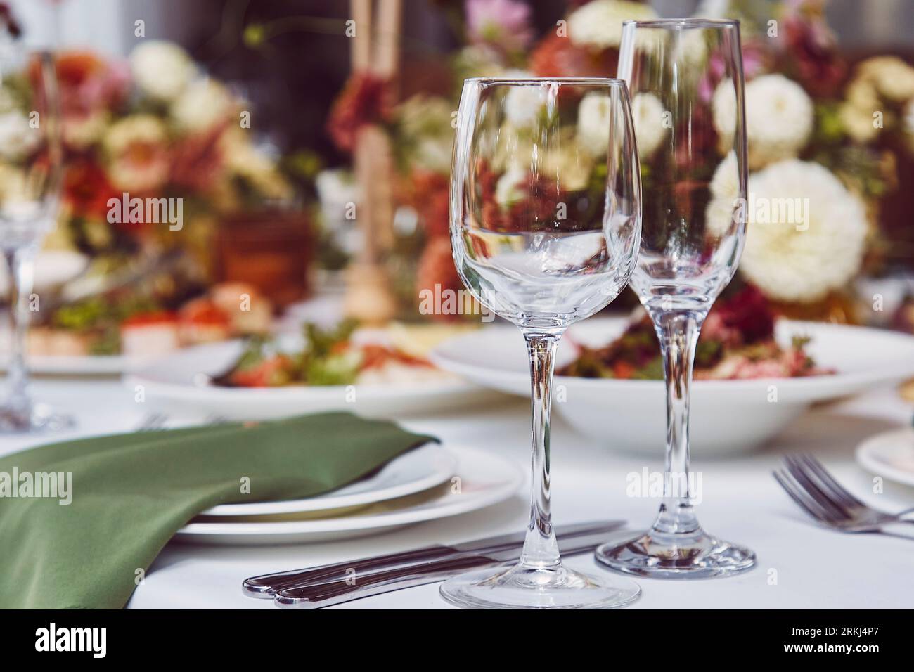Sophisticated dinnerware hi-res stock photography and images - Alamy