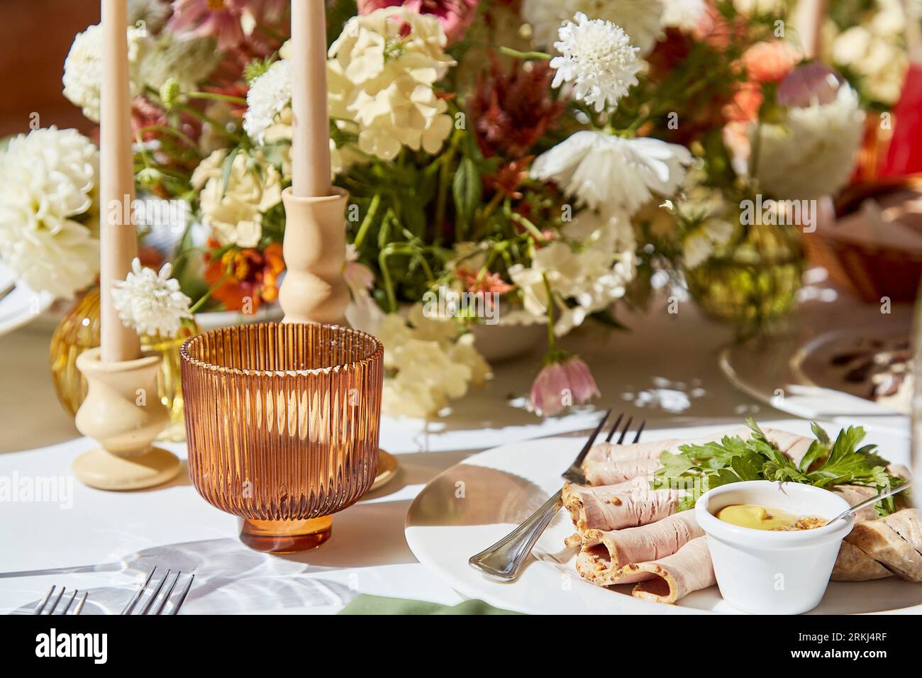 Graceful setup of chambers table, tasteful interplay of candles and ...