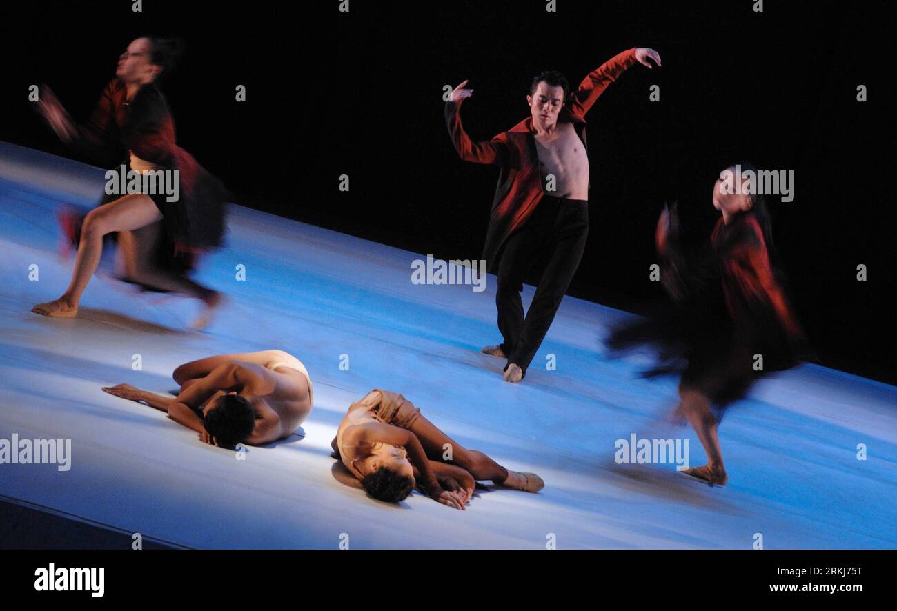 Contemporary poems hi-res stock photography and images - Alamy