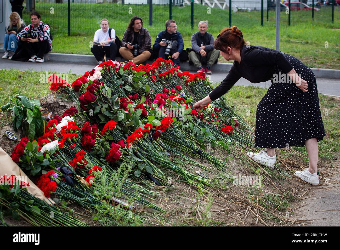 St. Petersburg, Russia. 24th Aug, 2023. A woman lays flowers in memory ...