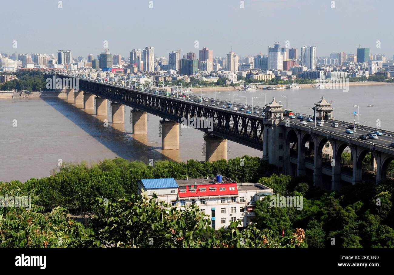 Wuhan 27 yangtze river bridge hi-res stock photography and images - Alamy