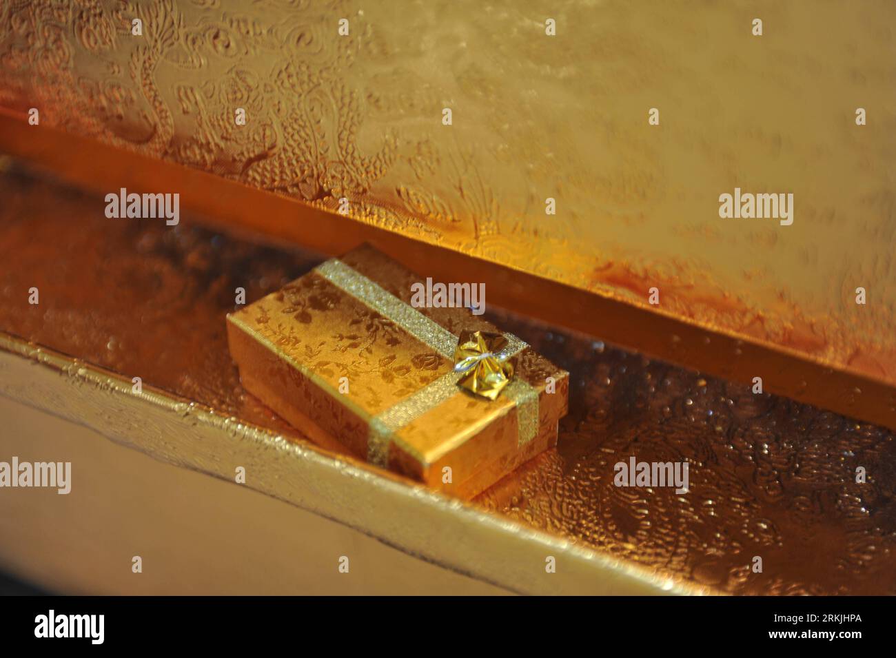 Gold weight machine hi-res stock photography and images - Alamy