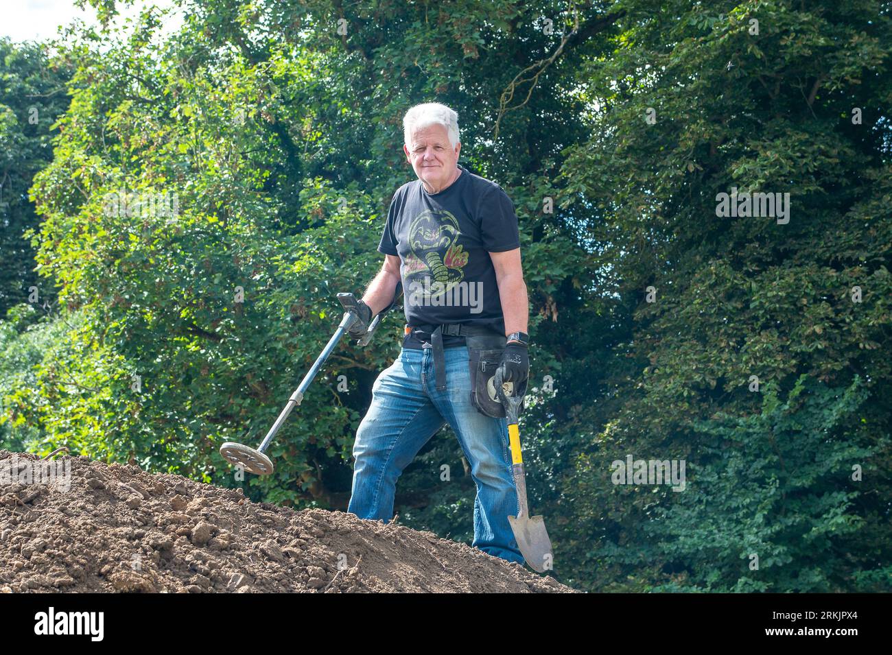 Volunteer work cemetery hi-res stock photography and images - Alamy