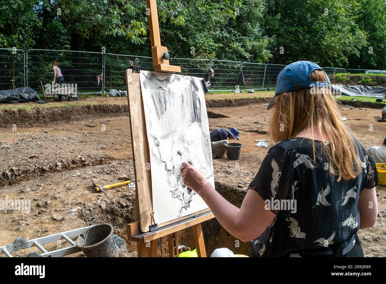 Cookham, Berkshire, UK. Resident artist Phyllida Shelley sketches the ...