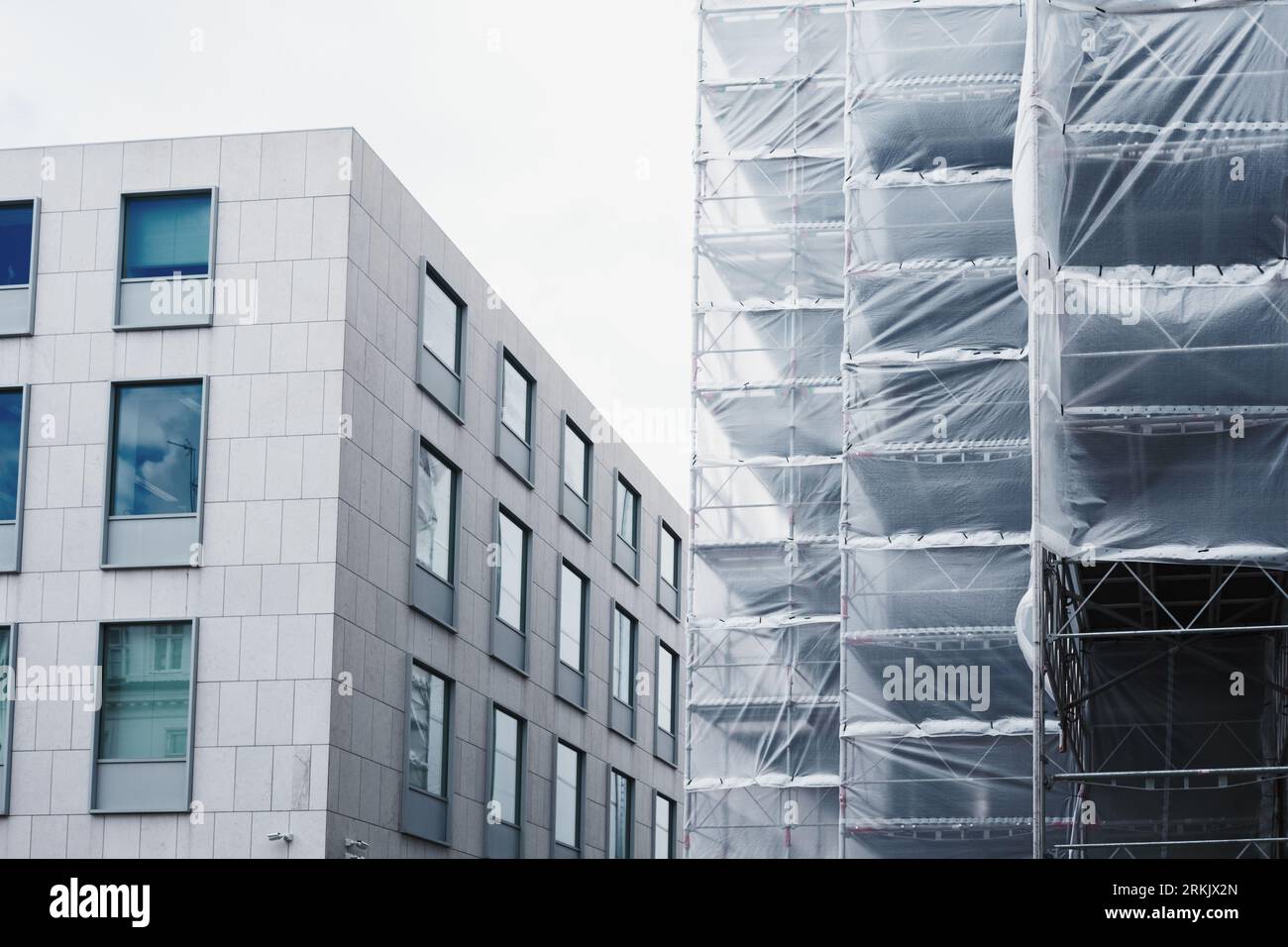 Scaffolding clad hi-res stock photography and images - Alamy