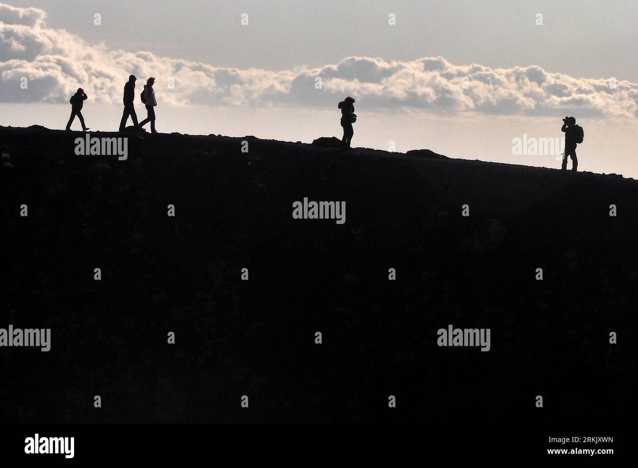 (111012) -- SICILY, Oct. 12, 2011 (Xinhua) -- Tourist visit a crater on ...