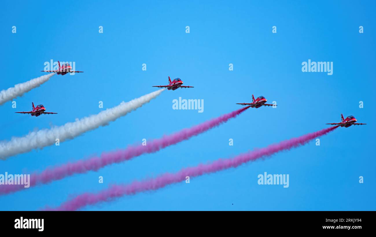 Flight formation red arrows hi-res stock photography and images - Alamy