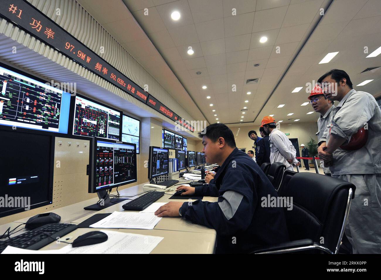 Power plant generator room generators hi-res stock photography and ...