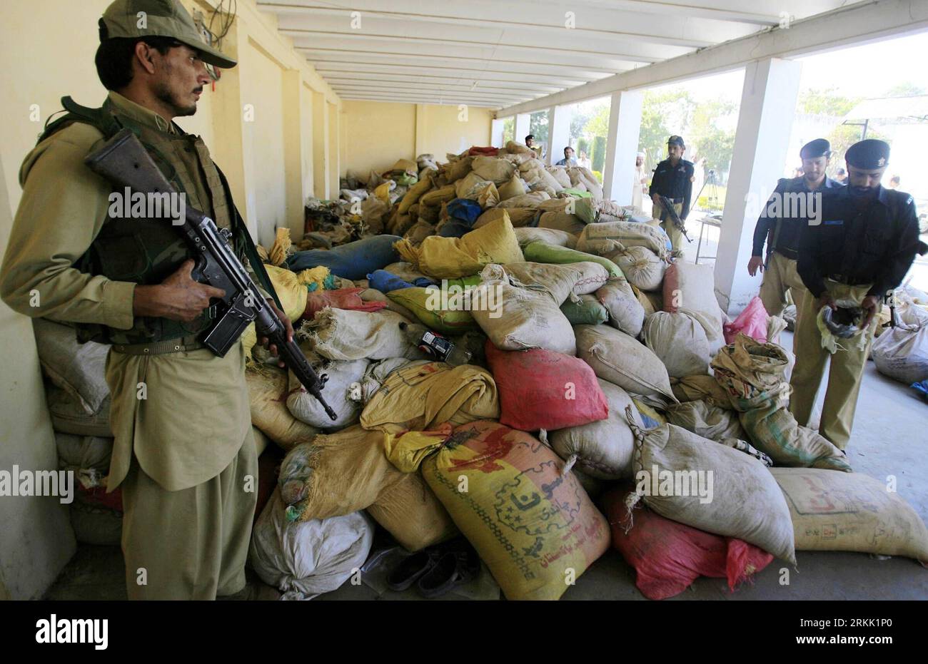Pakistani borders hi-res stock photography and images - Alamy
