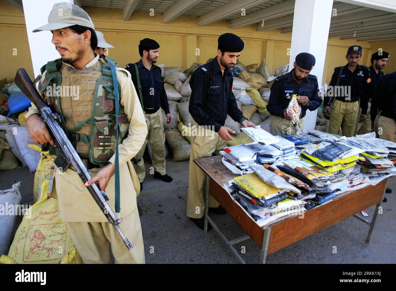Borders of afghanistan and pakistan hi-res stock photography and images ...