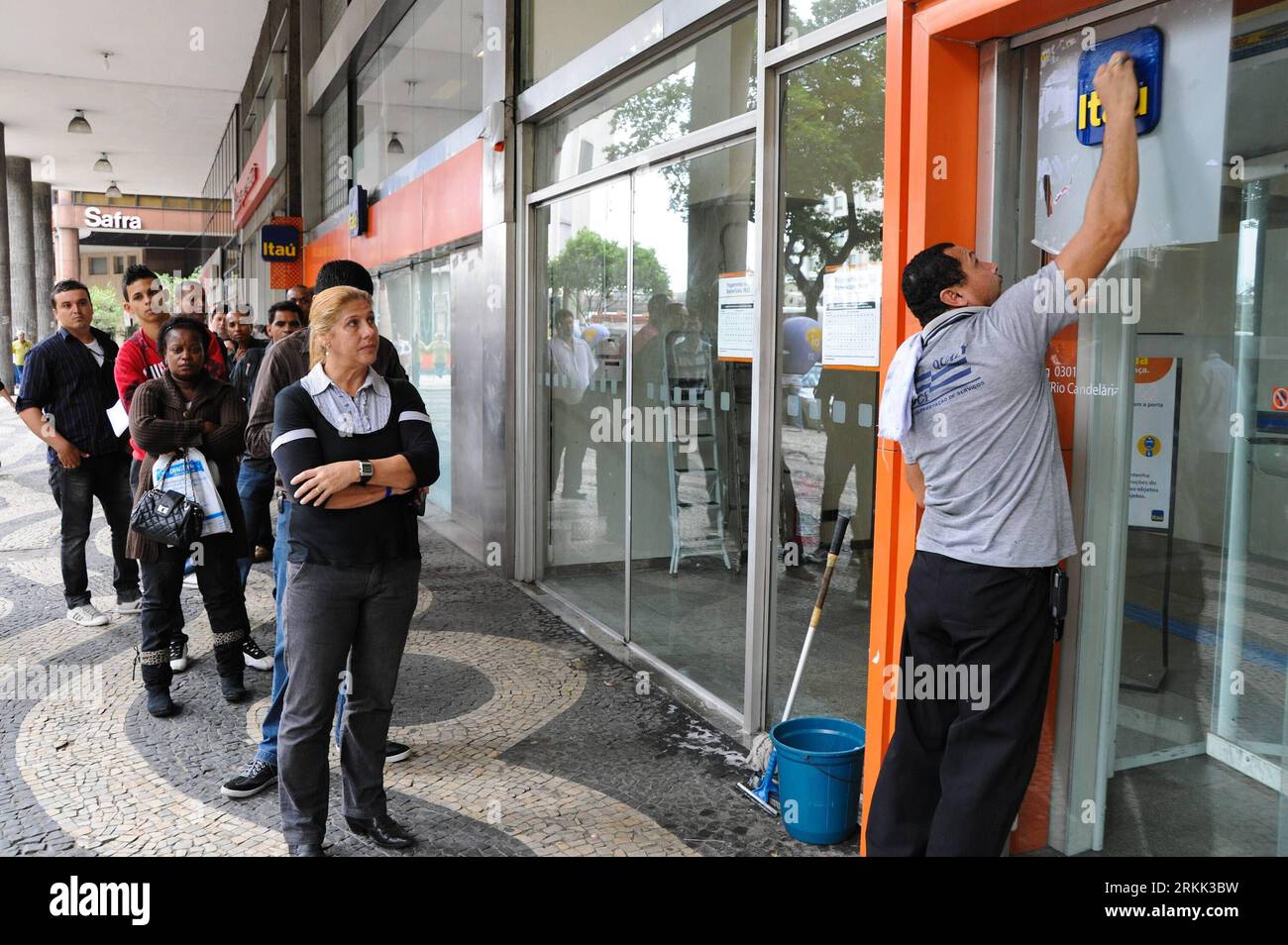 Customers at bank rio hi-res stock photography and images - Alamy