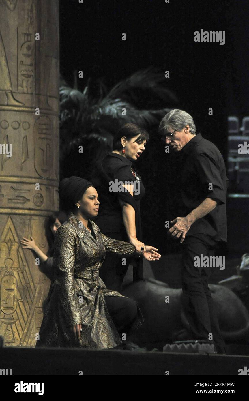 Rome opera house orchestra hi-res stock photography and images - Alamy