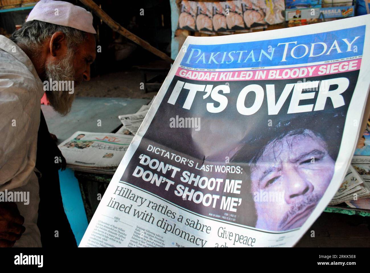 Pakistani newspaper hi-res stock photography and images - Alamy