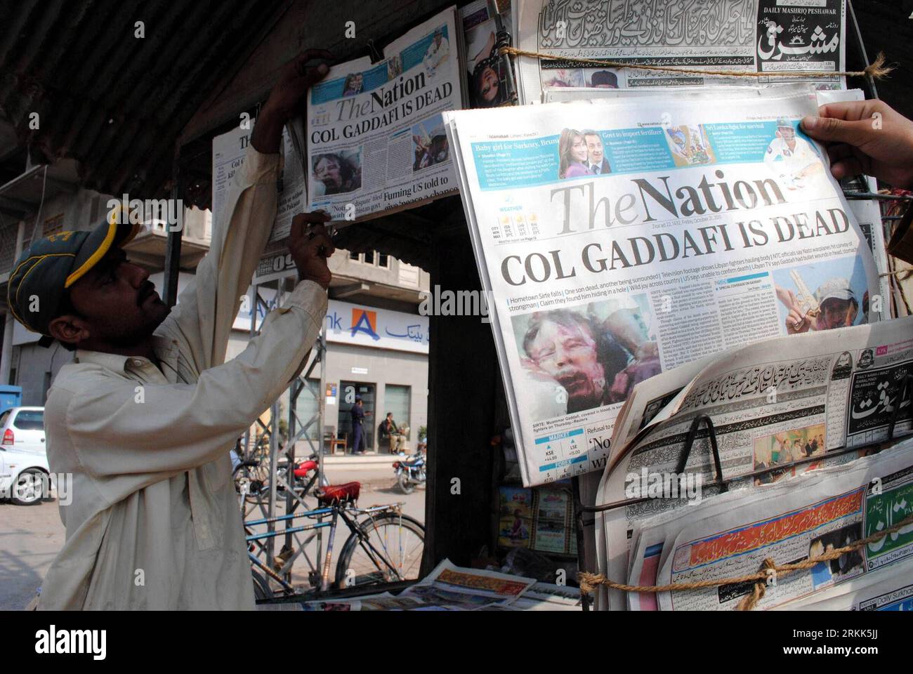 Pakistani newspaper hi-res stock photography and images - Alamy