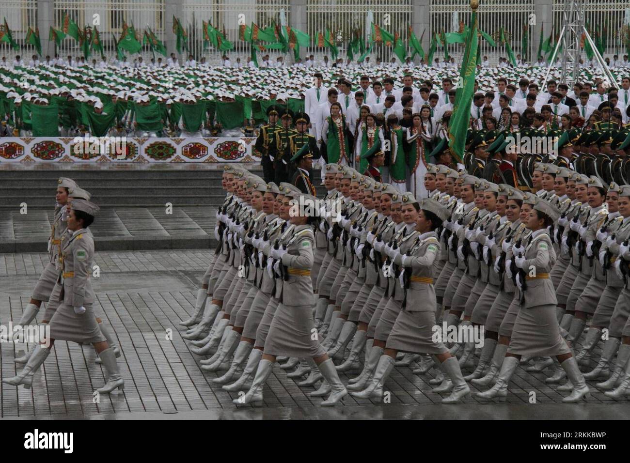 Turkmenistan ashgabat independence square hi-res stock photography and ...