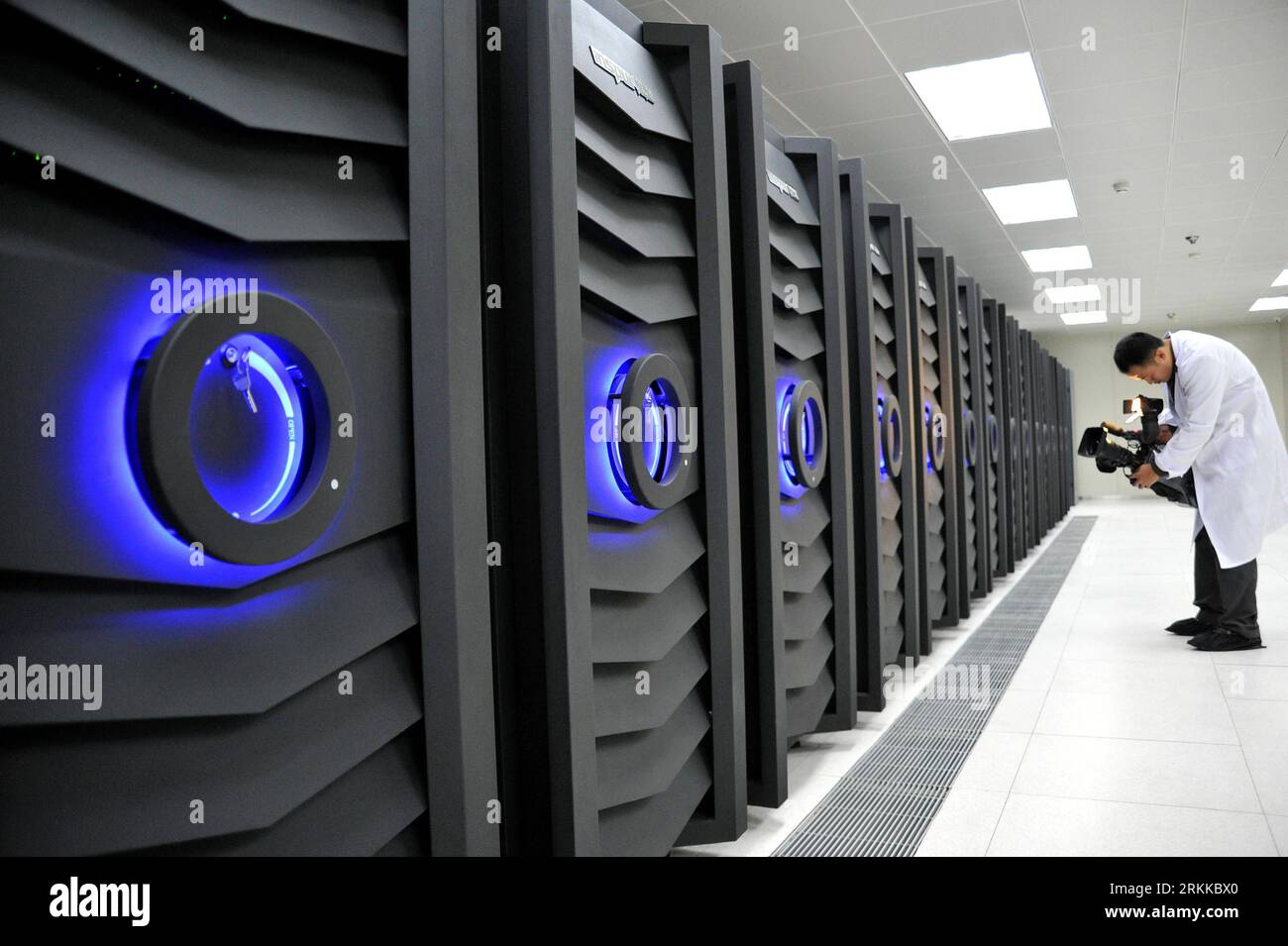 Data processing units hi-res stock photography and images - Alamy