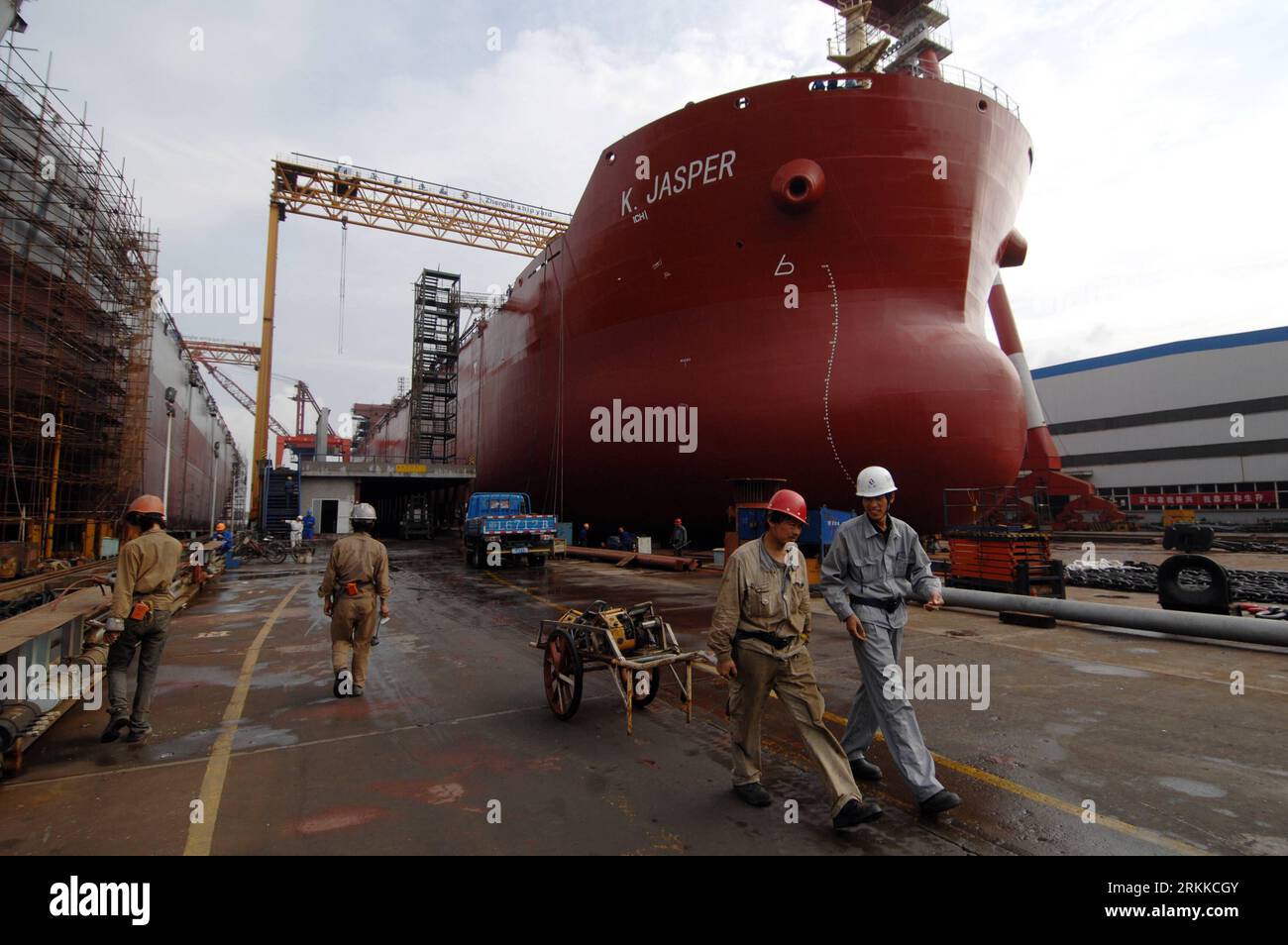 Korean shipyard hi-res stock photography and images - Alamy