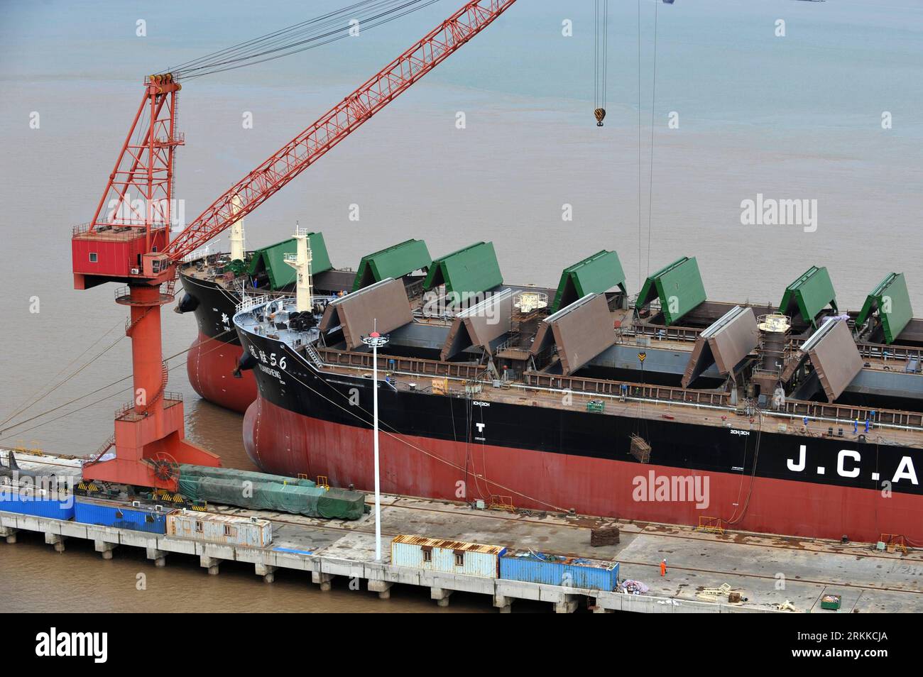 Deep sea cargo ships hi-res stock photography and images - Alamy