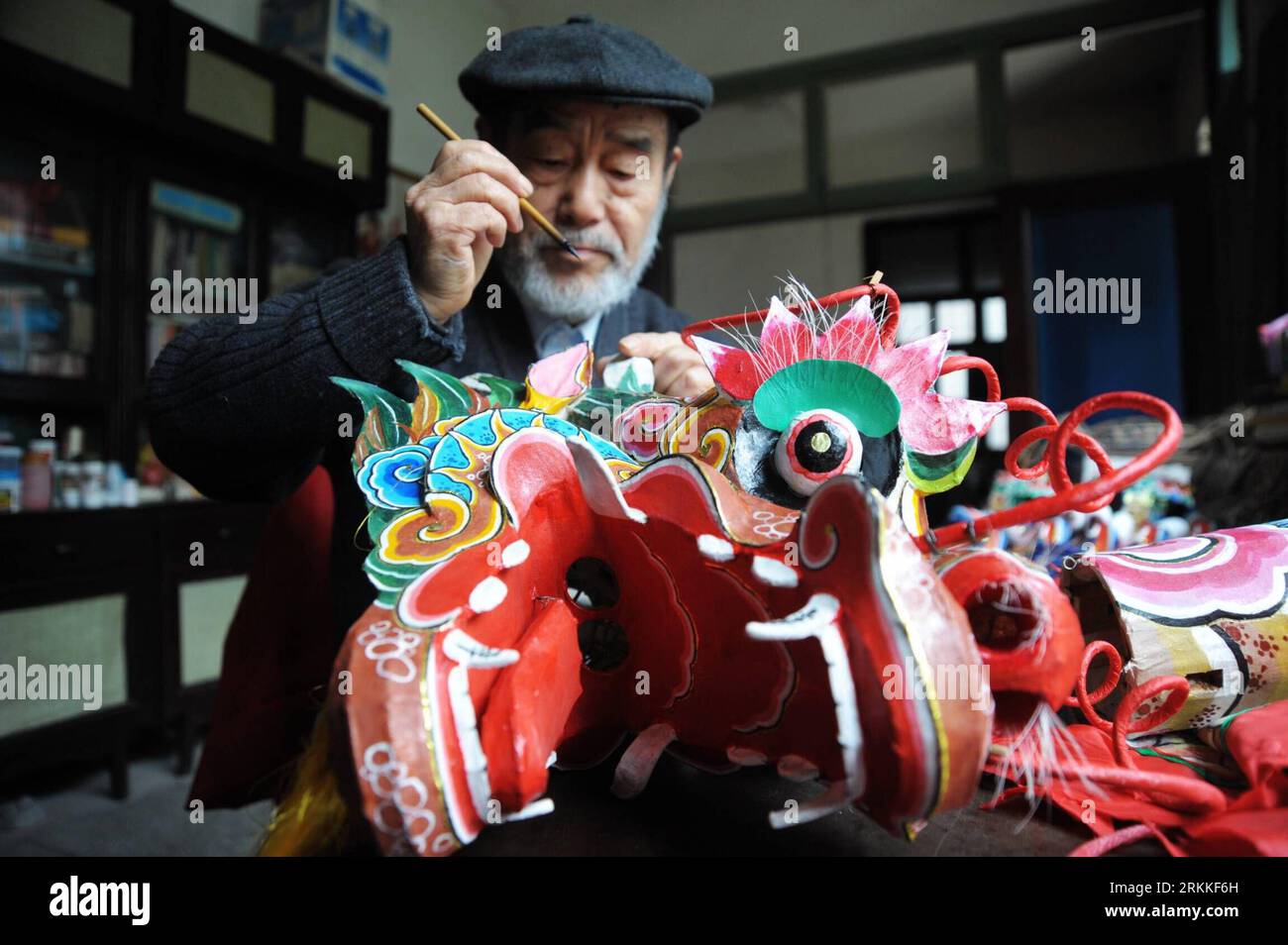 Dragon and fenghuang hi-res stock photography and images - Alamy