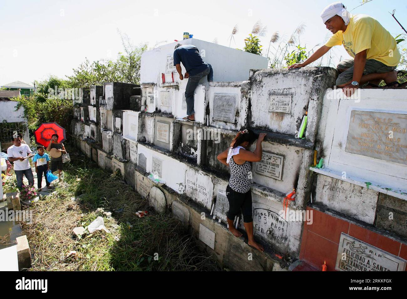 Tombs stacked on top of each other hi-res stock photography and images ...