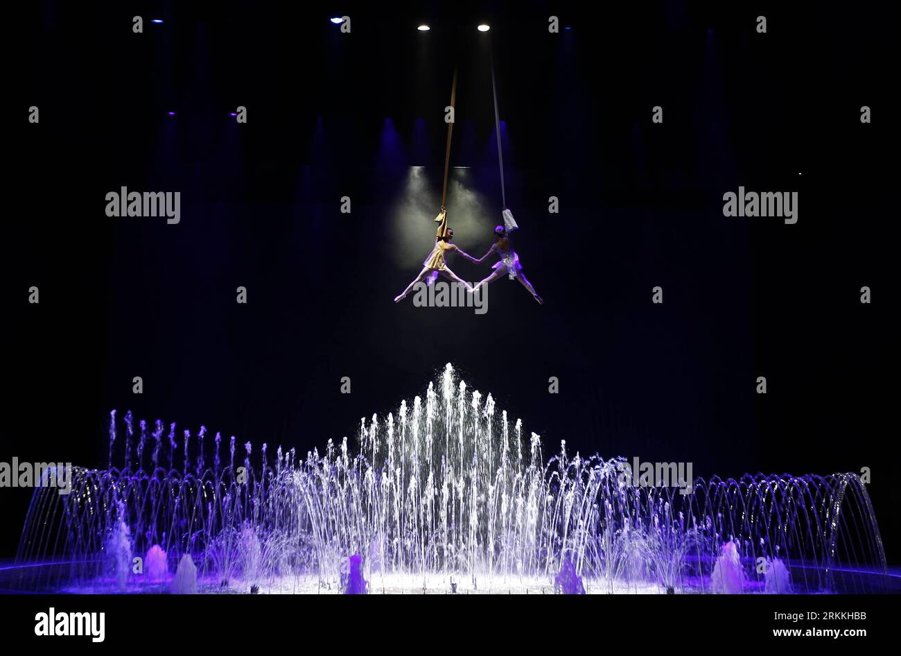 Ballett akrobatik hi-res stock photography and images - Alamy
