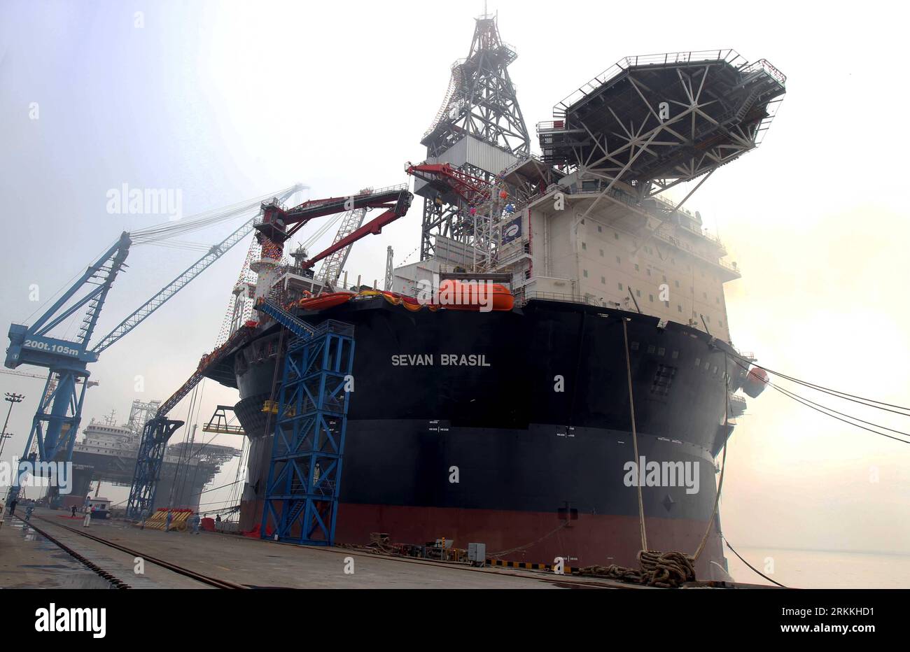 Offshore bohrinsel hi-res stock photography and images - Alamy
