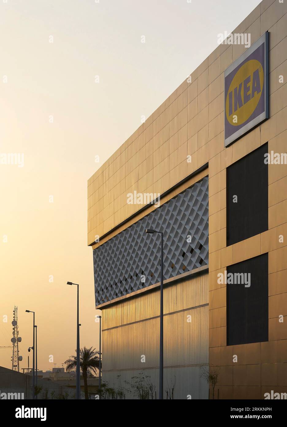Commercial facade. 360 Mall, Kuweit City, Kuwait. Architect: CRTKL ...