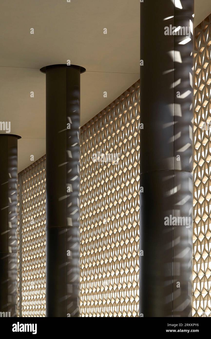 Column and screen. 360 Mall, Kuweit City, Kuwait. Architect: CRTKL ...