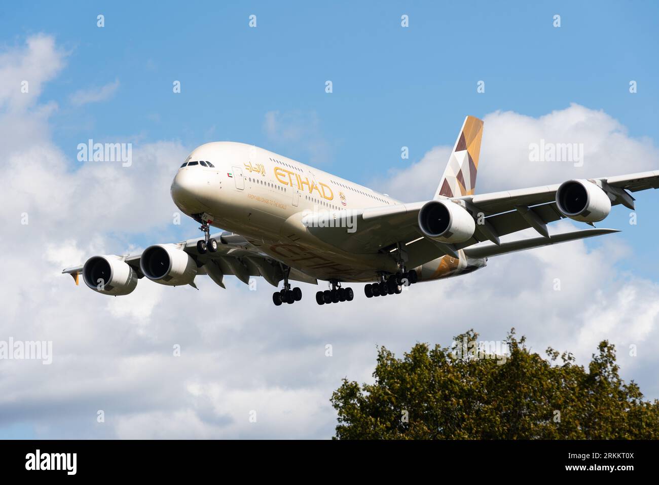 Etihad Airways Airbus A380-861 jet airliner plane A6-APG on finals to ...