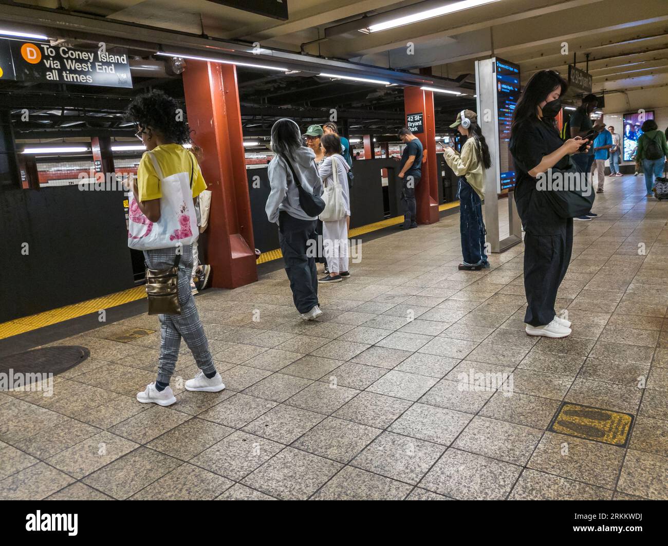 Weekday ridership in the 42nd St-Bryant Park station in the New York ...