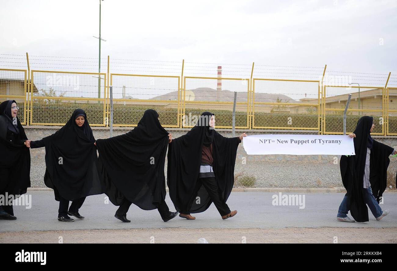 Human chain for iran hi-res stock photography and images - Alamy
