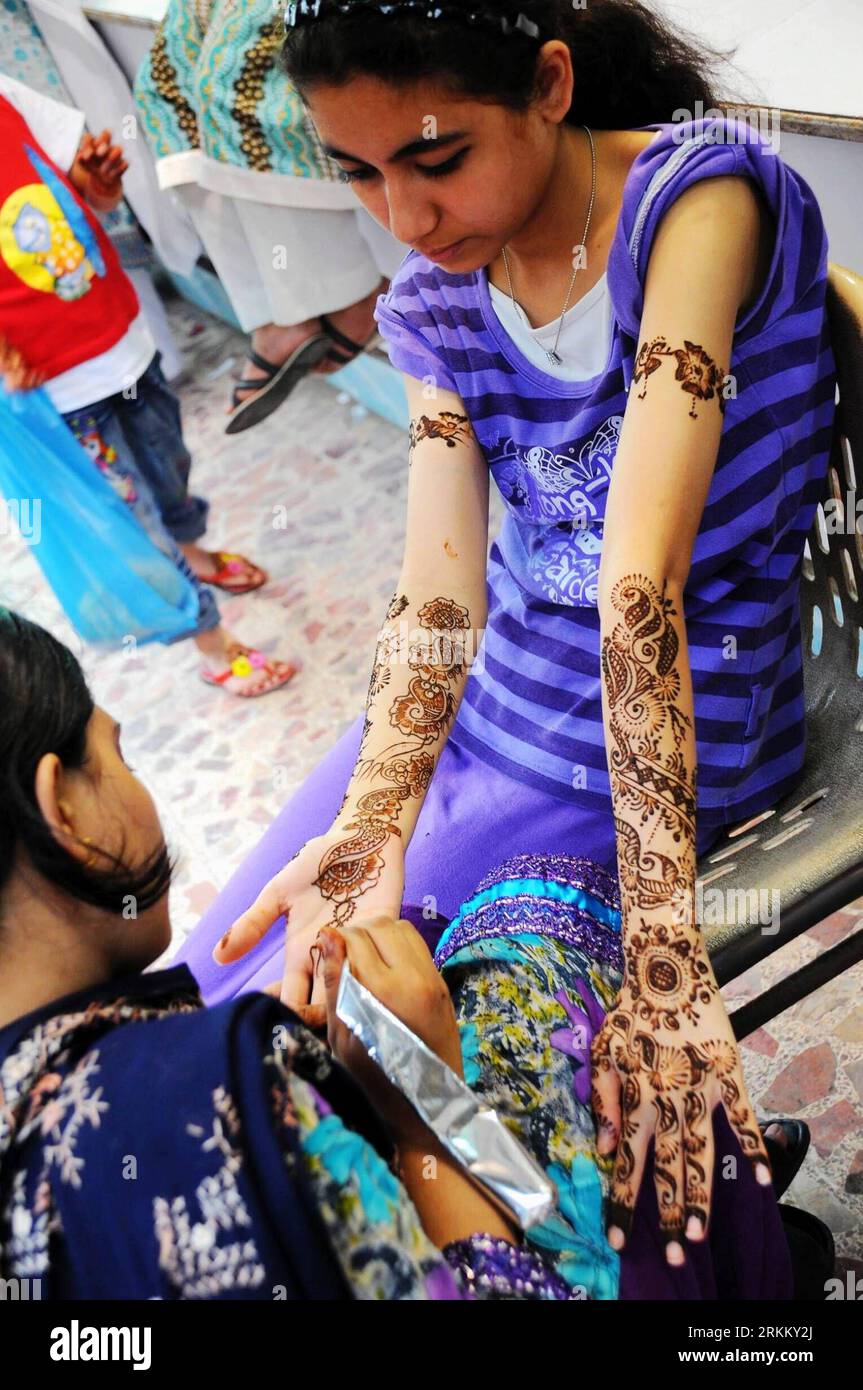 Pakistani girls hands hi-res stock photography and images - Alamy