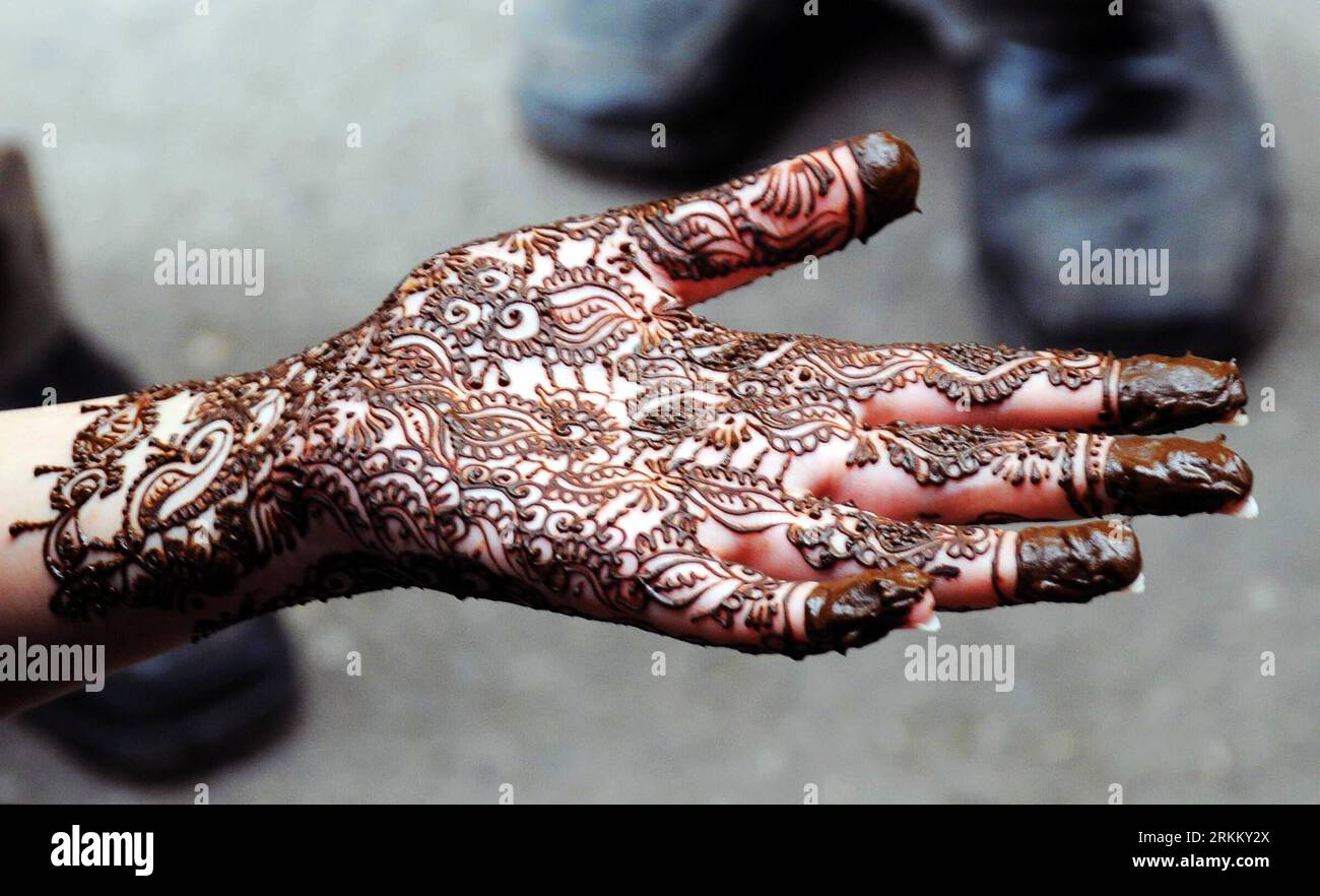 Girls henna designs hi-res stock photography and images - Alamy