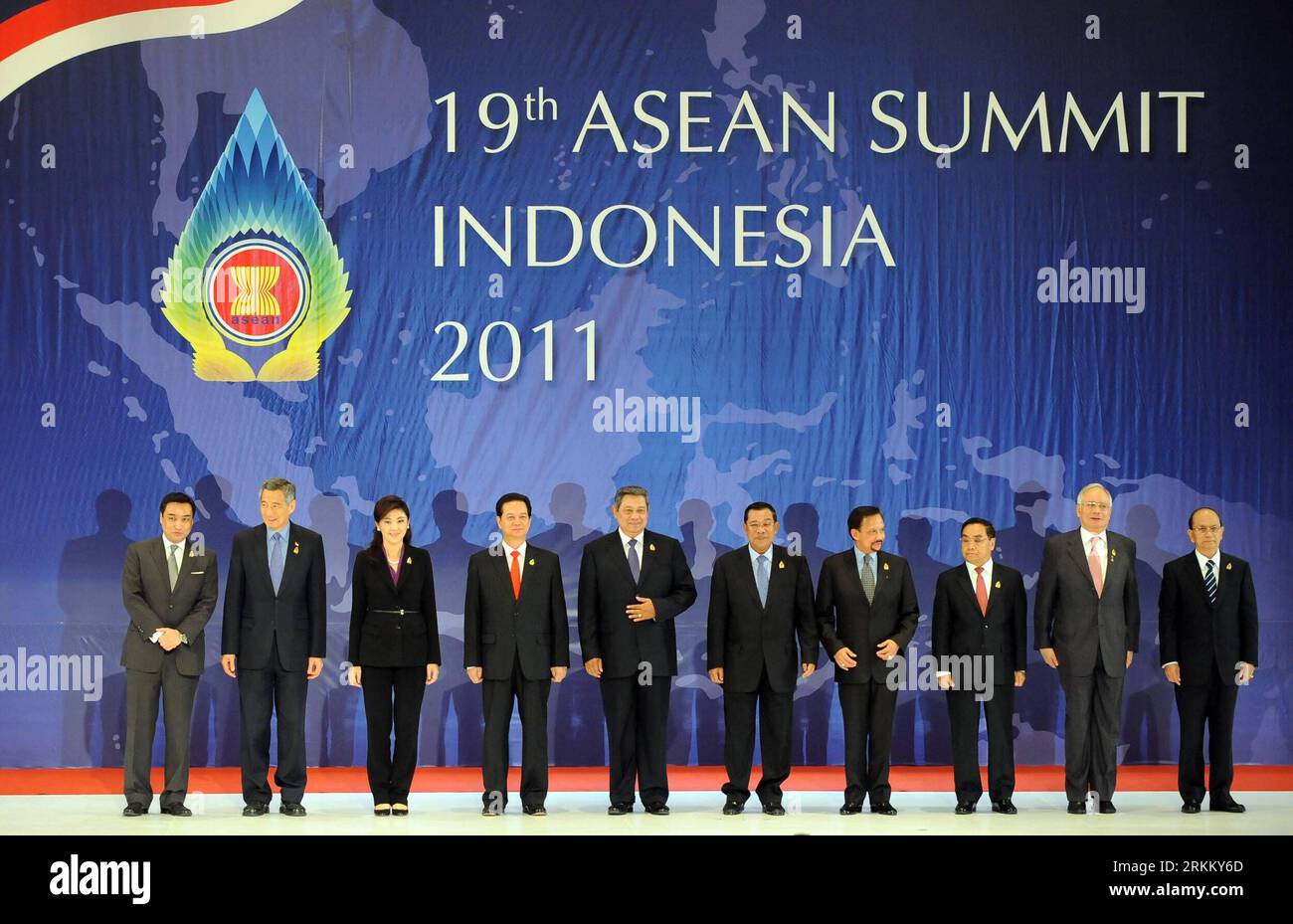 Heads state government pose group hi-res stock photography and images ...